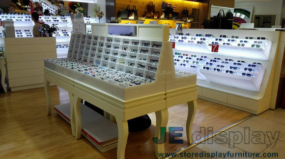 China Eyeglass display case Optical store interior design by Wall eyeglass display cabinets in Black with White glossy Couters supplier